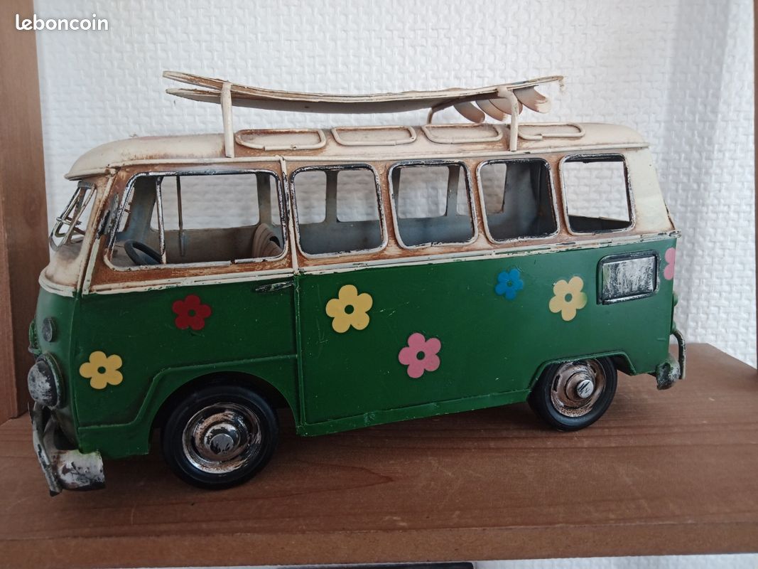 Combi volkswagen avec planches de surf en tôle - Collection