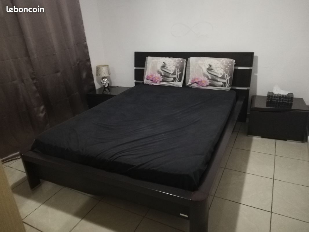 A vendre LIT GAUTHIER+SOMMIER+TABLES DE CHEVET 300 EUROS - Ameublement