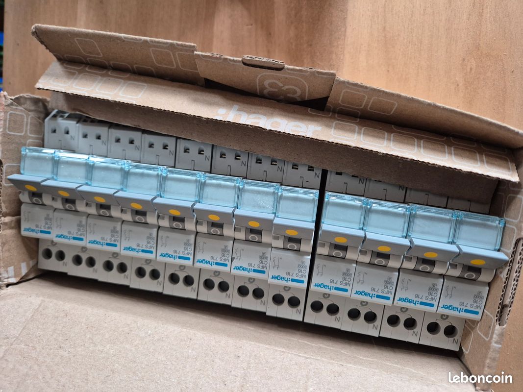 Lot de disjoncteurs et differentiels - Bricolage