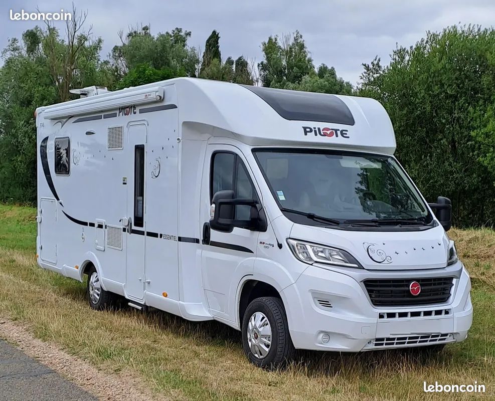 Camping car pilote P746 essentiel parfait état - Caravaning