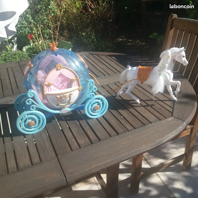 BARBIE GRAND CARROSSE AVEC CHEVAL - très bon état - Jeux & Jouets