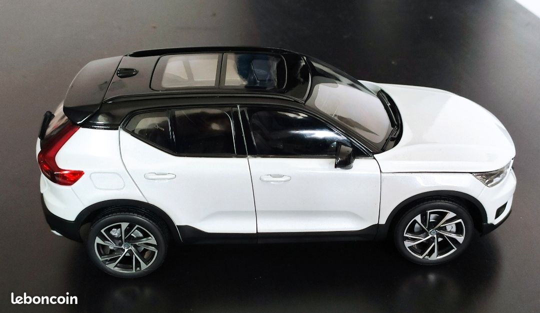 Volvo XC40 suv paudi model 1/18 - Modélisme