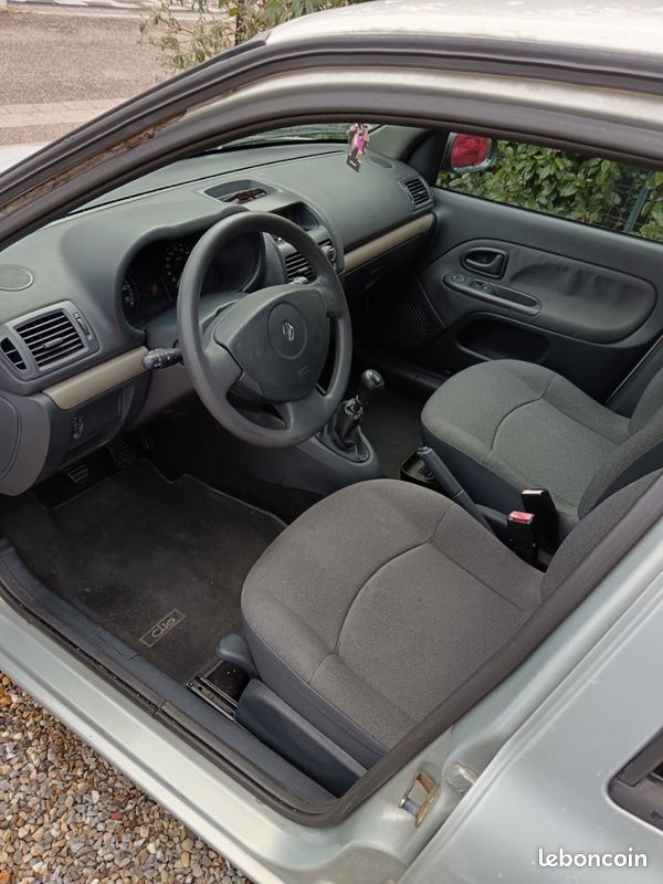 Clio 2 dci 65 carnet d'entretien à jour - Voitures