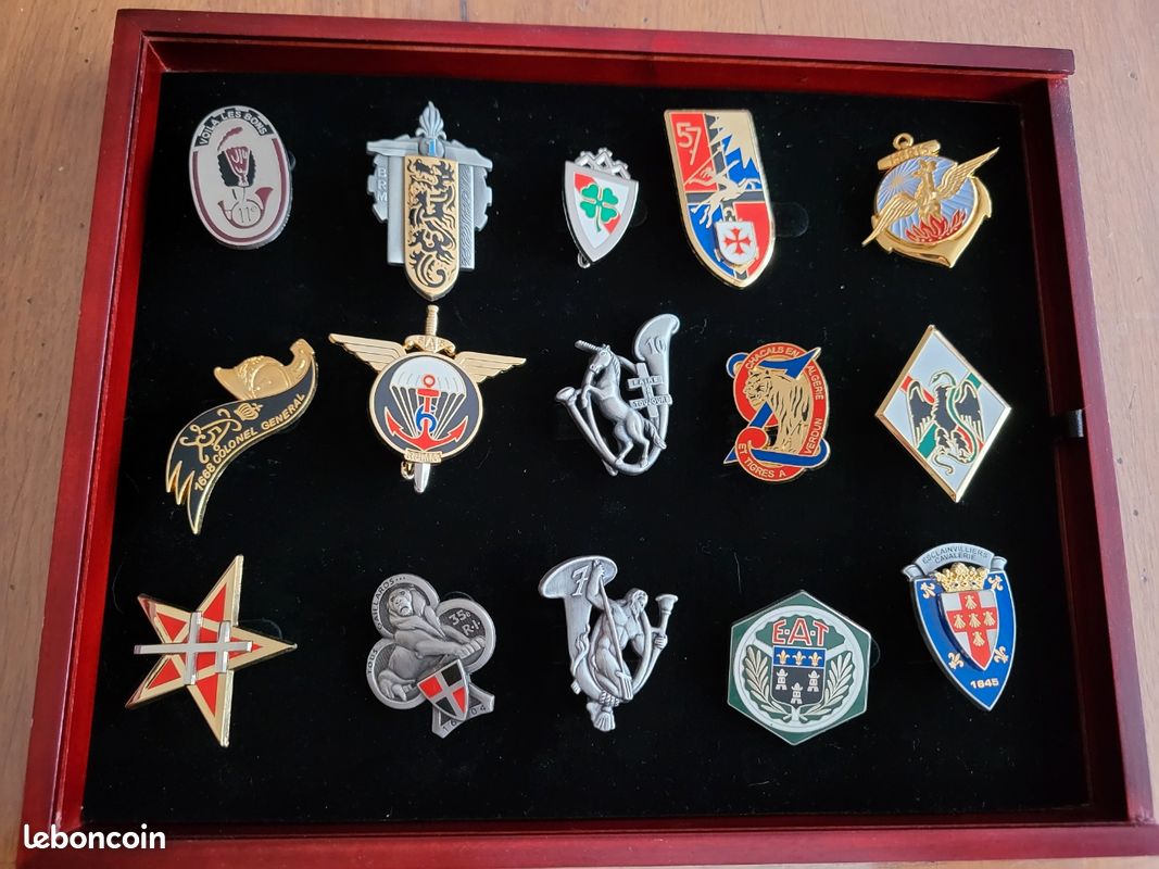 Coffret de 15 insignes militaires Arthus-bertrand Atlas - Collection