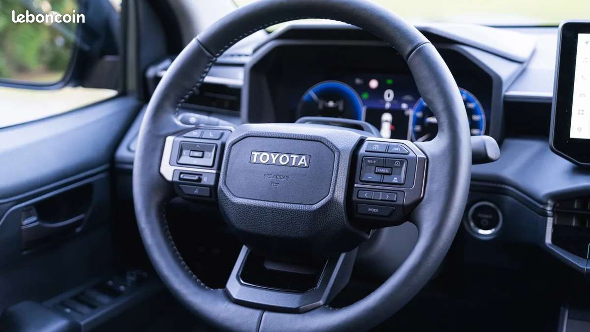 Toyota Hilux NEW 2.8 204 BVA INVINCIBLE 4PL - Voitures