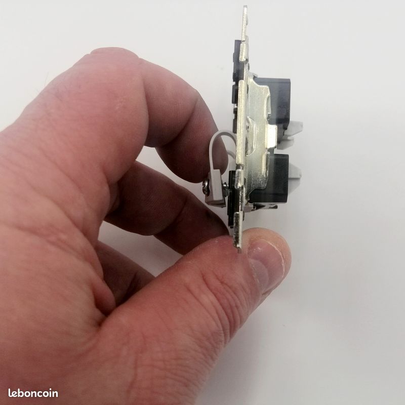 NIKO électricité Cache-trou mécanisme de sortie de câble avec serre fil ...