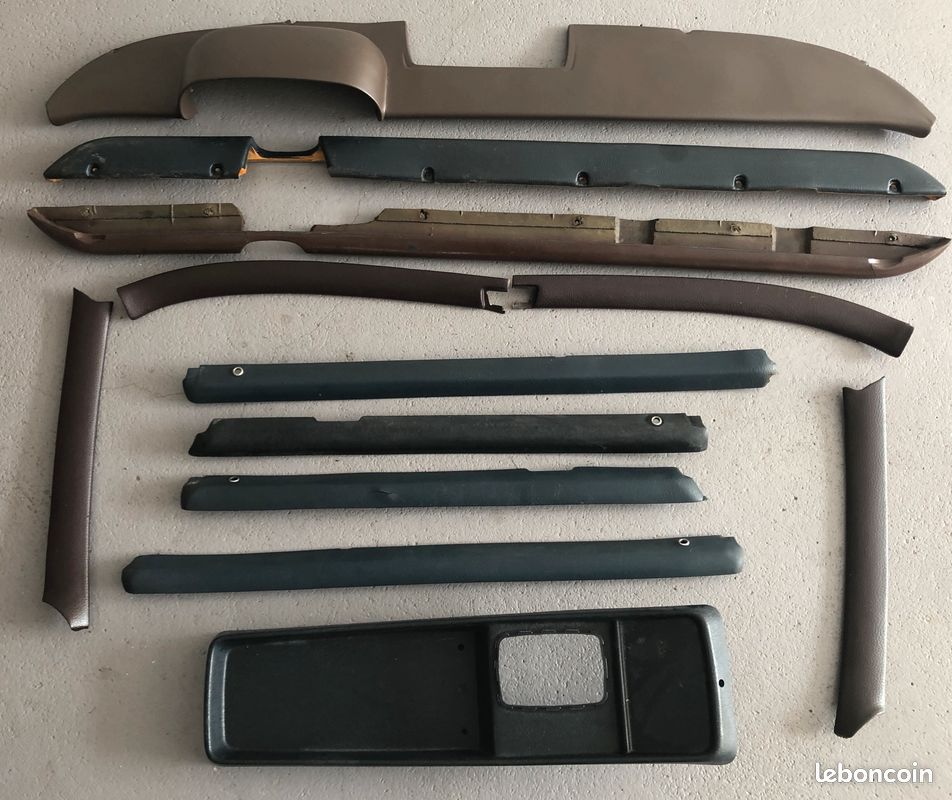 Tableau de bord et montants de pare-brise et de portes de Mercedes 280 ...
