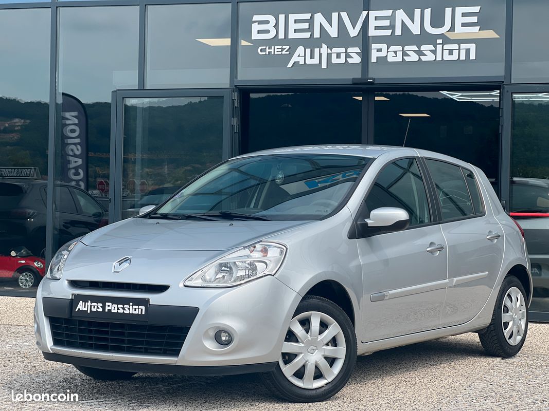 Renault clio 3 1.2 16v 75 ch collection alizee. 38 000kms. 1ere main ...