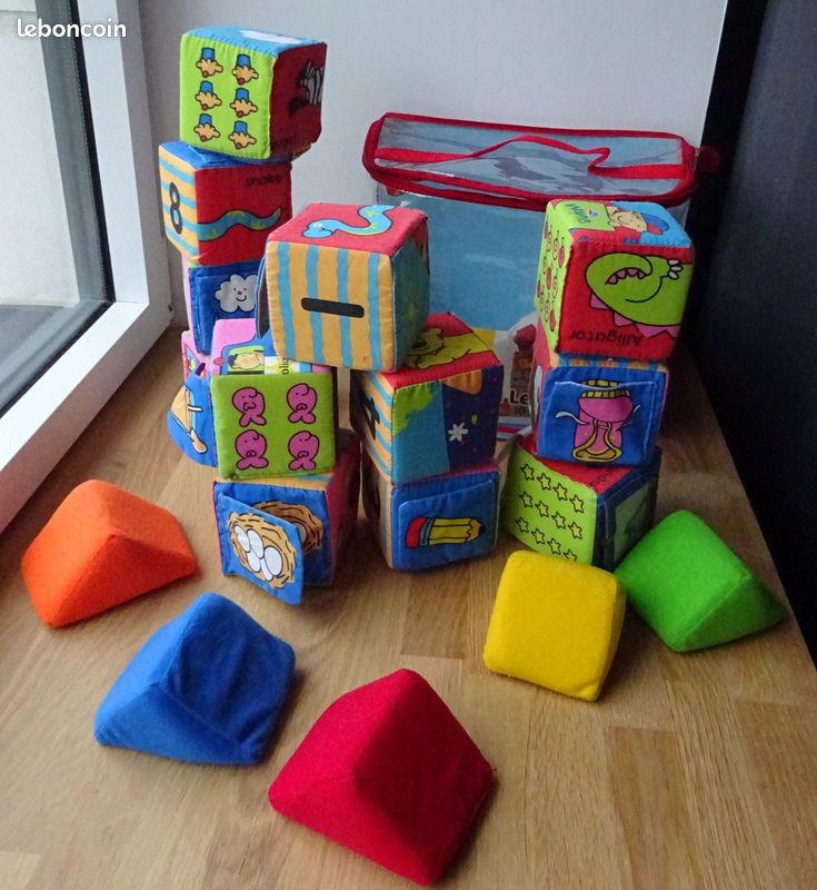 Valisette de très Grands cubes en mousses colorés à associer, empiler ...