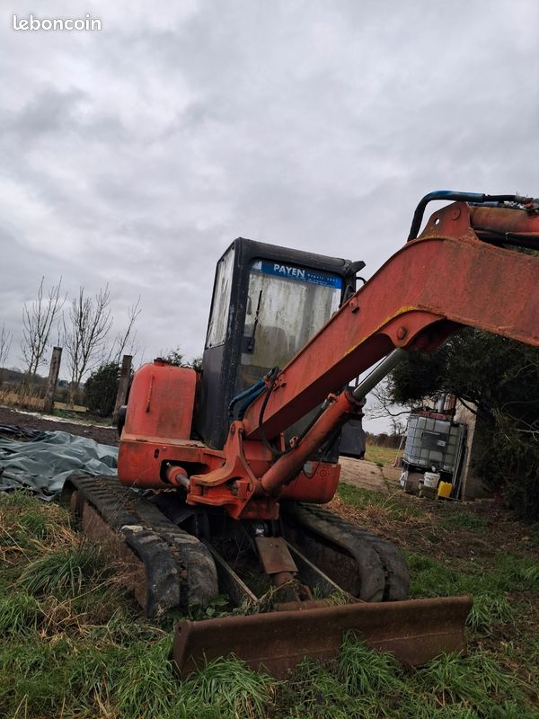 Mini pelle Hitachi - BTP - Chantier gros-oeuvre