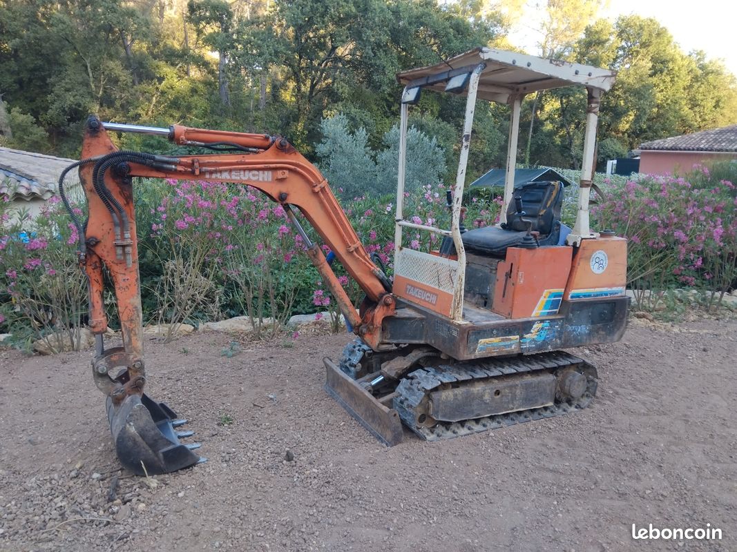 Mini pelle Takeuchi TB15 - BTP - Chantier gros-oeuvre