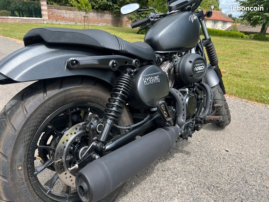 Hyosung Bobber 125cc comme neuf - Motos
