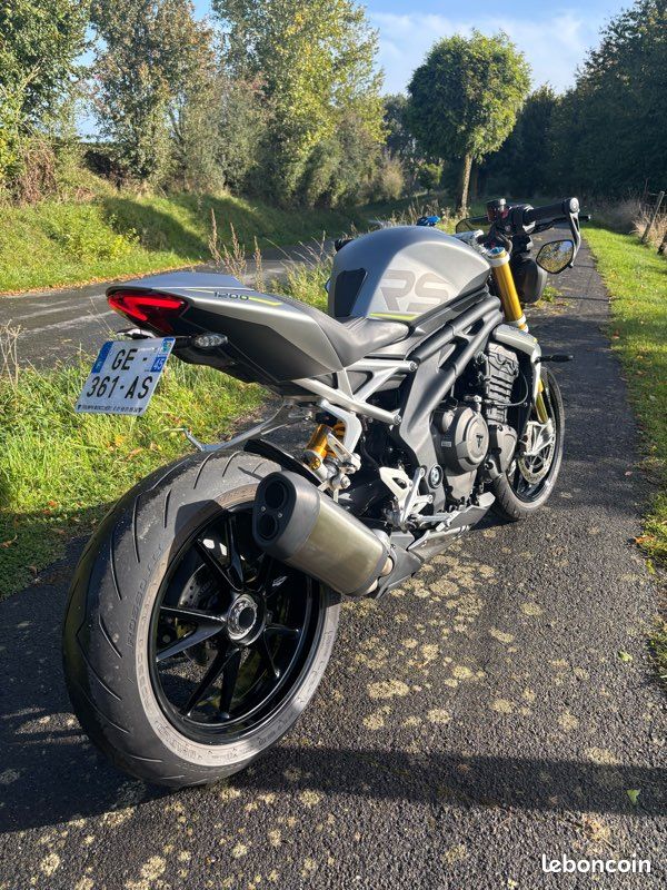 Triumph speed triple 1200 rs - Motos