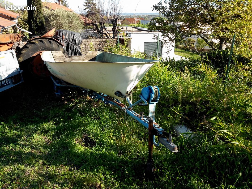 Coque en fibre de verre de hors bord avec sa remorque - Nautisme