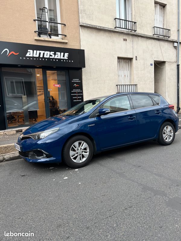 TOYOTA AURIS HSD 136h DESIGN - Voitures