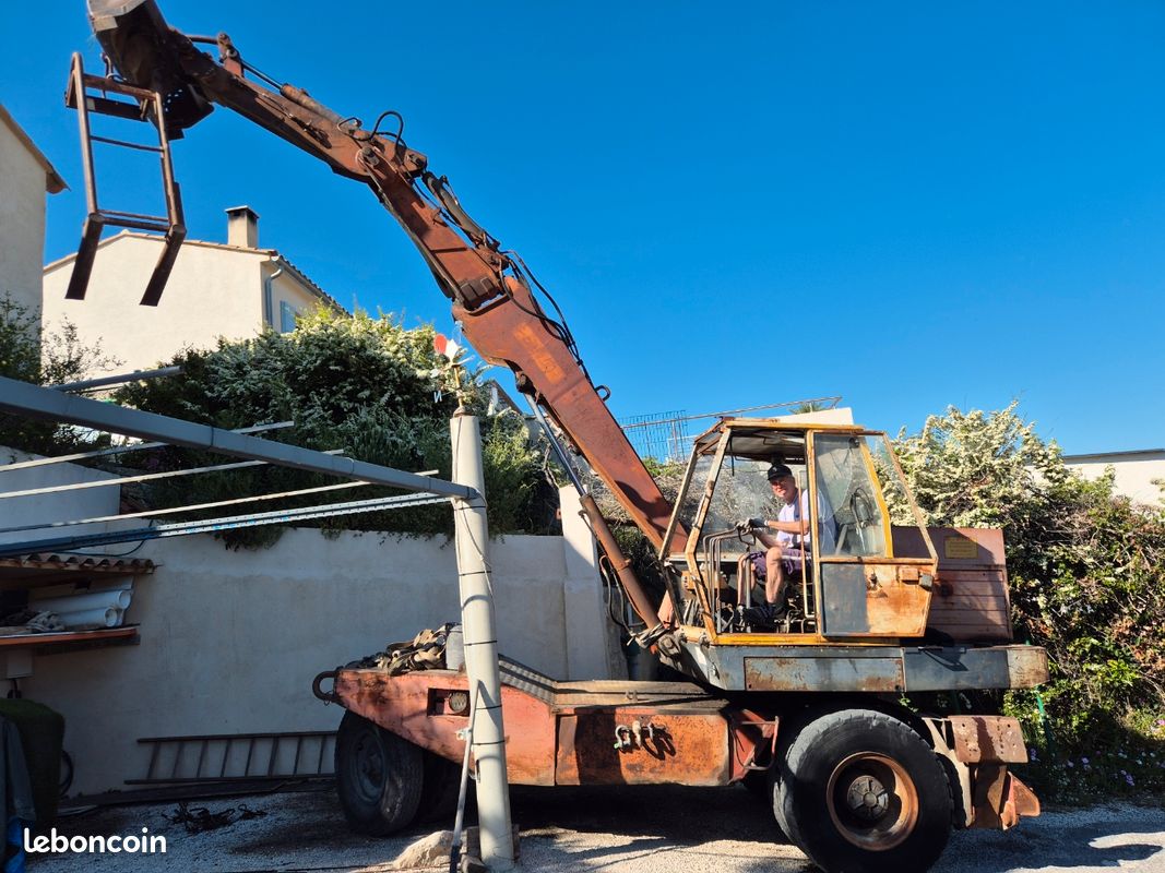 Pelle poclain TY 45 - BTP - Chantier gros-oeuvre