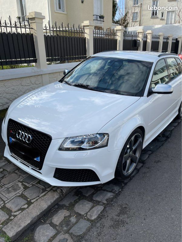 Très belle audi rs3 de 2011 d origine aucun frais a prevoir et 65000kms ...