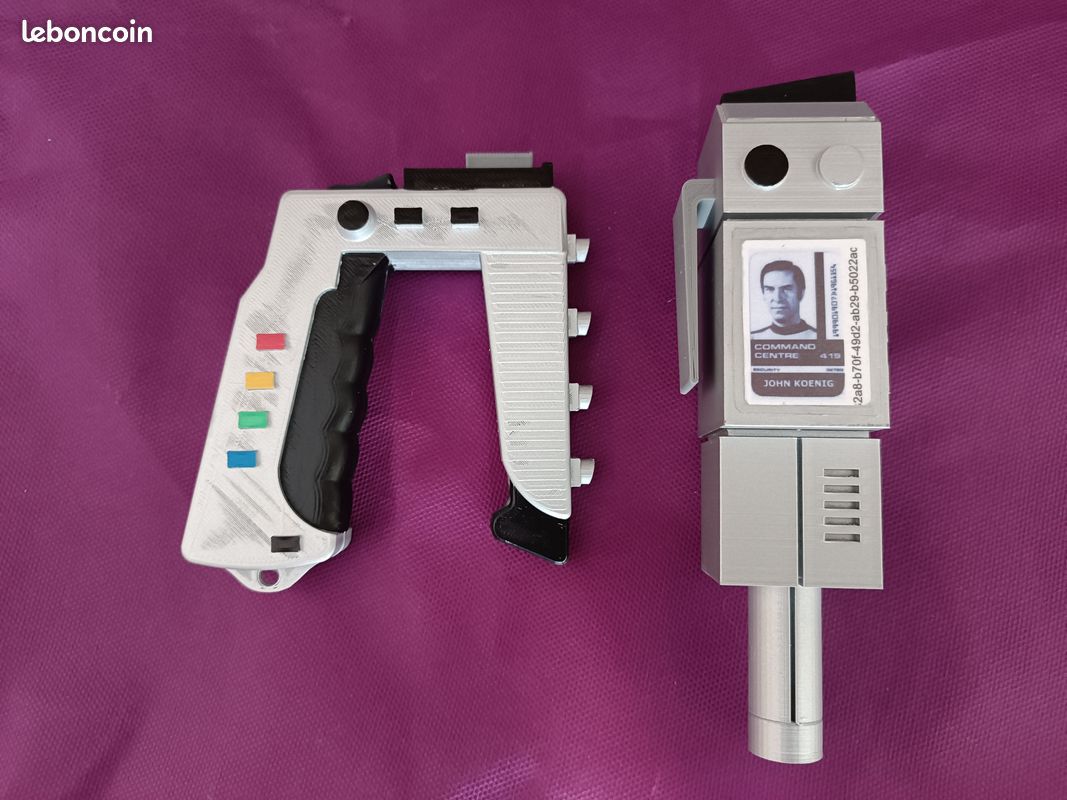 Réplique phaser + communicateur série cosmos 1999 - Collection