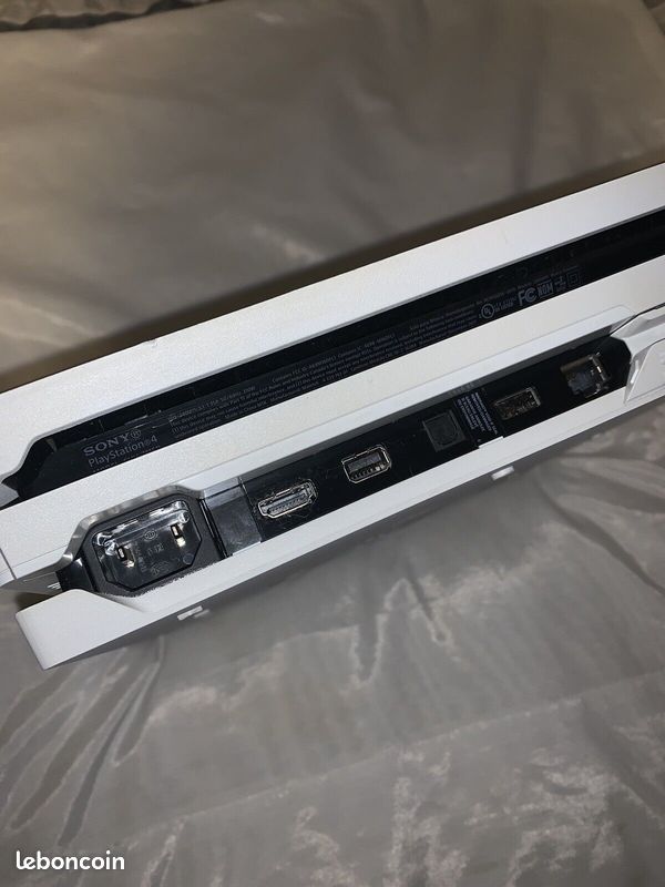 Sony PlayStation 4 Pro - Consoles