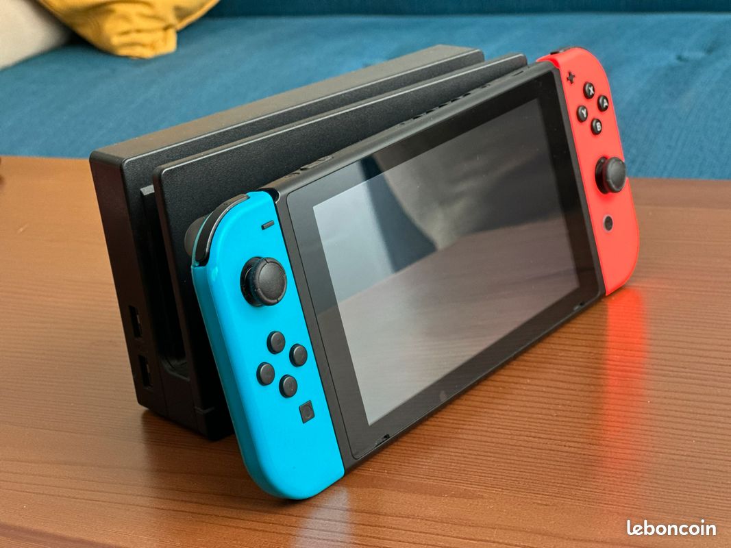 Nintendo Switch + dock + joycons - Consoles