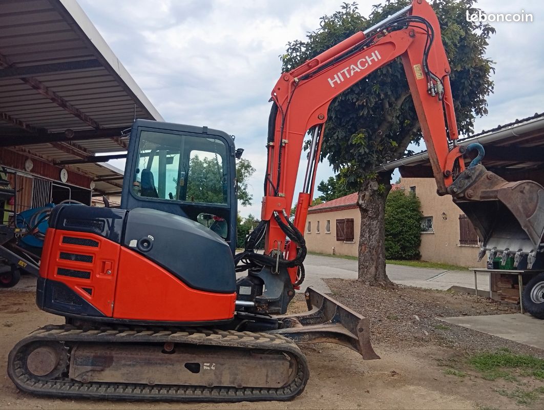 Mini pelle Hitachi - BTP - Chantier gros-oeuvre