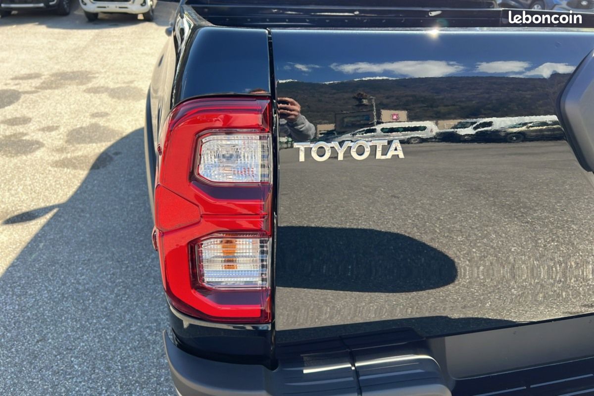 Toyota Hilux 2.8 204 BVA INVINCIBLE 4PL 0TAXE - Voitures