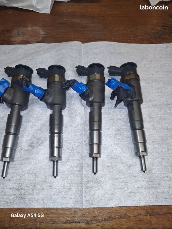 4 injecteurs 1.6 hdi 120 ch ref: 0455110566 citroen/ peugeot Pour model : 308,3008, 208, C4 ...