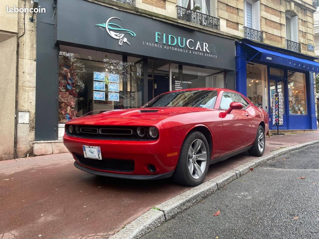 Dodge Challenger SXT Rouge - Voitures