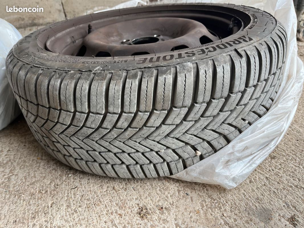 2 pneus hiver Bridgestone 195/50 R15 82V + jantes - très bon état ...