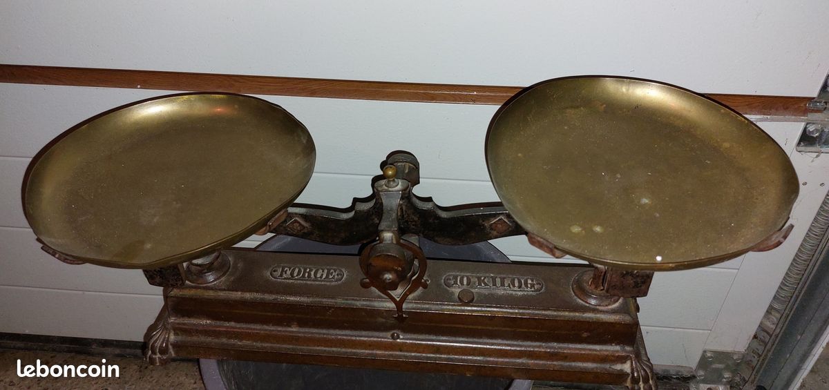 Ancienne balance à plateaux en cuivre - Antiquités