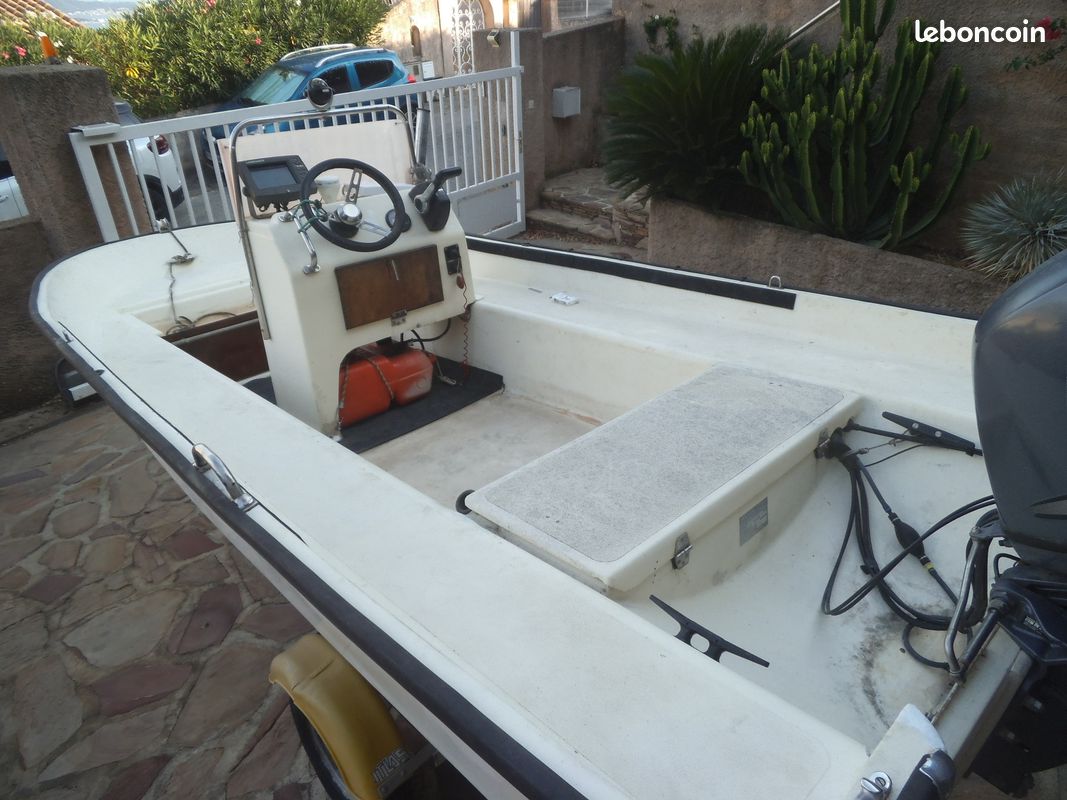 Bateau a moteur V cat carbonel - Nautisme