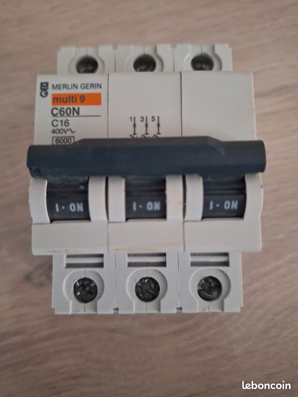 Disjoncteur tripolaire 16A merlin gerin - Bricolage