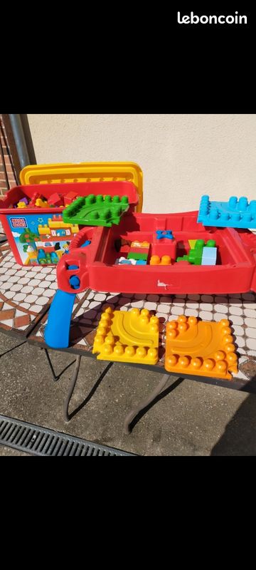 A vendre Lego méga block boîte de 200 Legos environ plus table de jeux ...