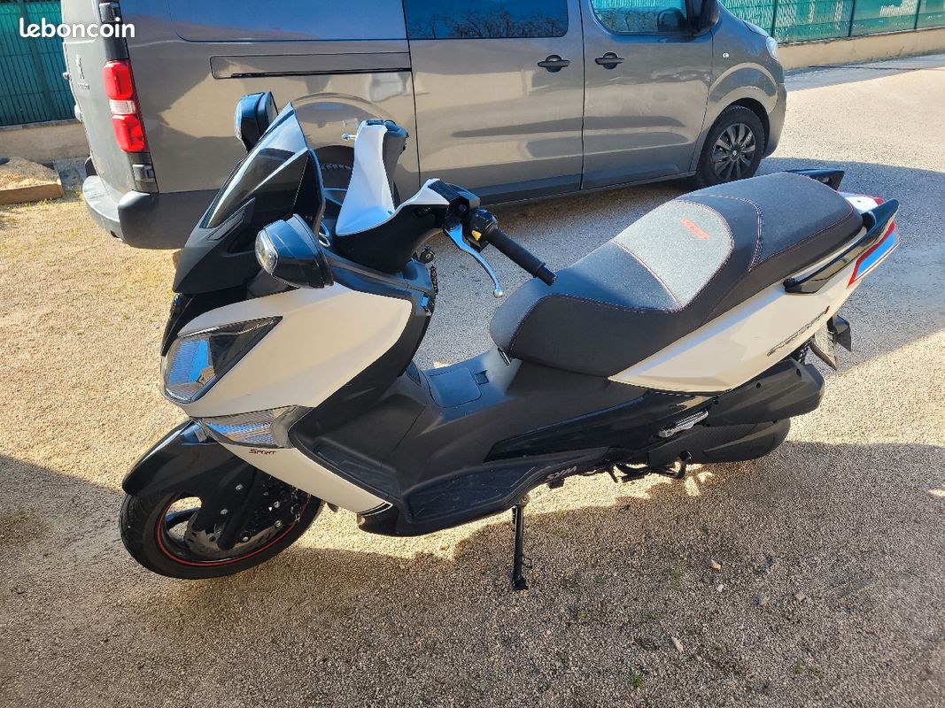 Vend scooter 125cm2 sym gts I 2015 - Motos