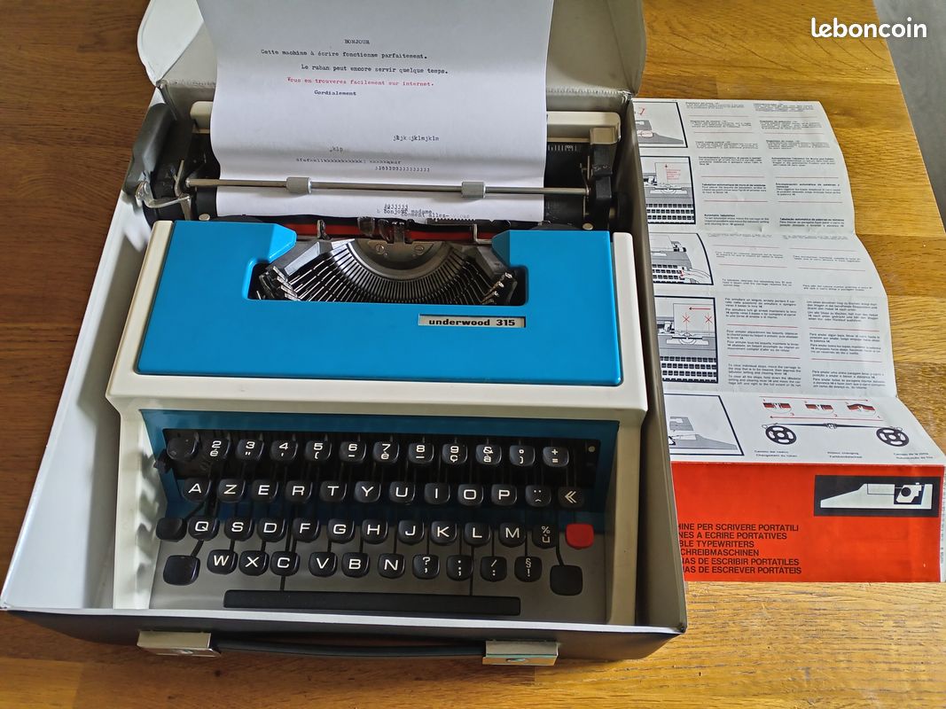Ancienne machine à écrire portative Underwood 315 - Collection