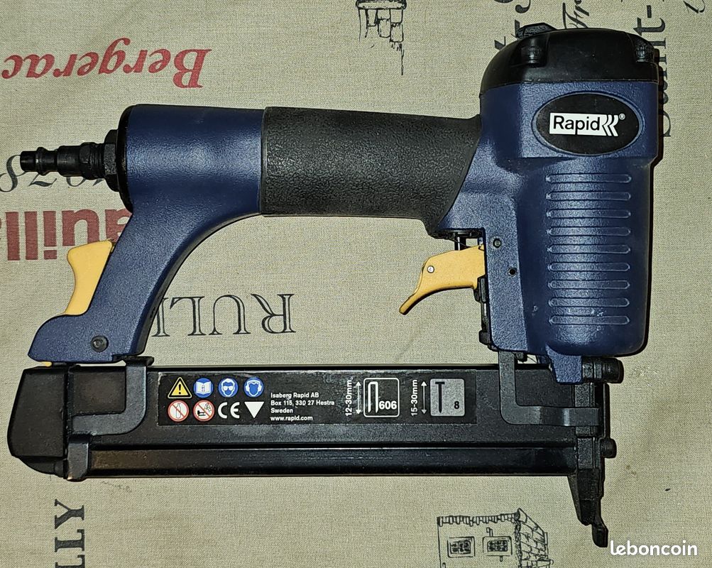 Agrafeuse et cloueuse pneumatique + malette PBS121, peu servie - Bricolage