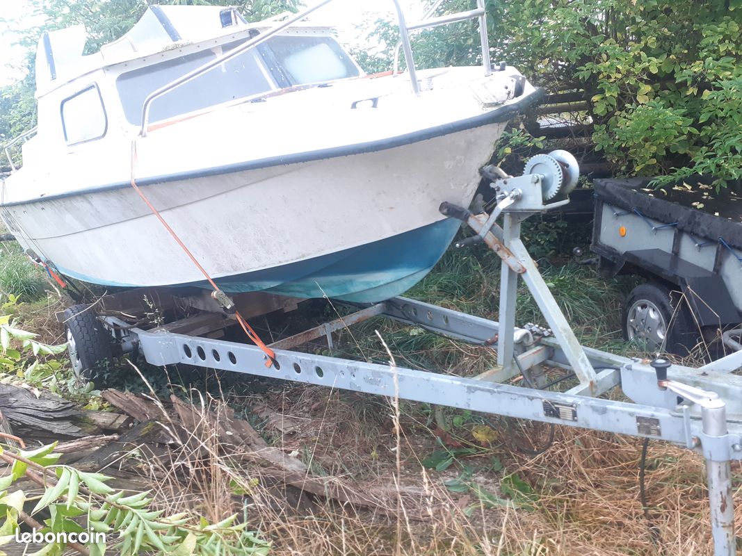 Vends Coque de bateau et remorque - Nautisme
