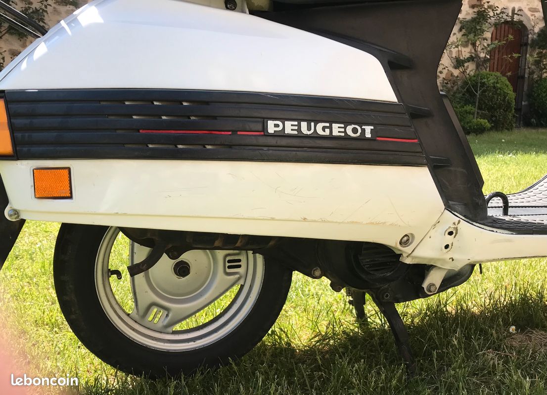 Scooter Peugeot SC50 année 1998 (comme neuf à moins de 5500km seulement ...