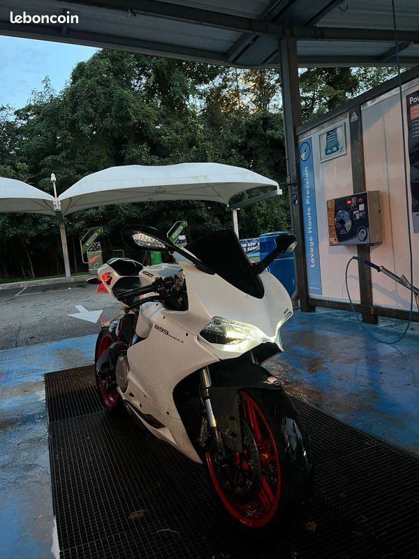 Ducati Panigale v2 - Motos