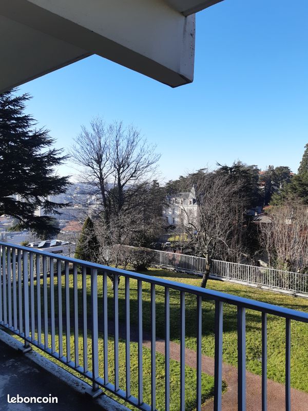 Quartier résidentiel, studio avec terrasse - Locations