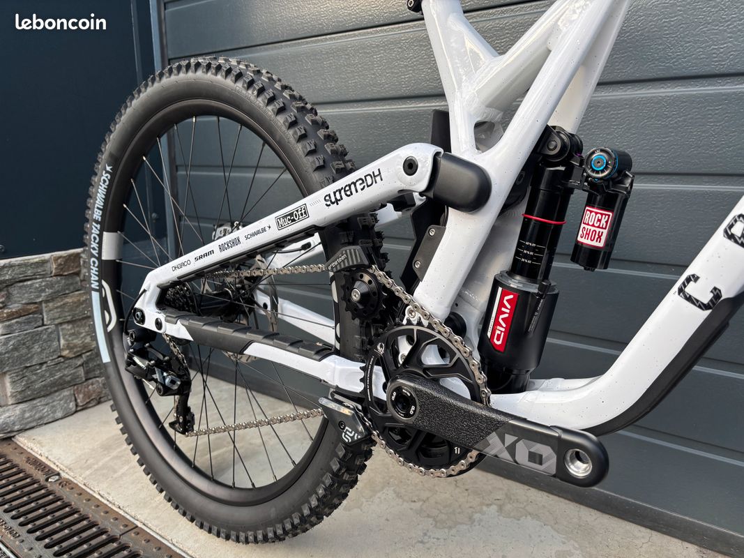 Commencal Supreme DH V5 team 2025 - Vélos