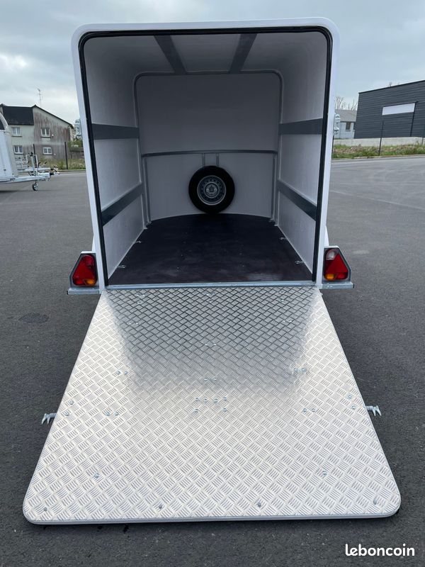 Remorque fourgon coque polyester profilée - Équipement auto