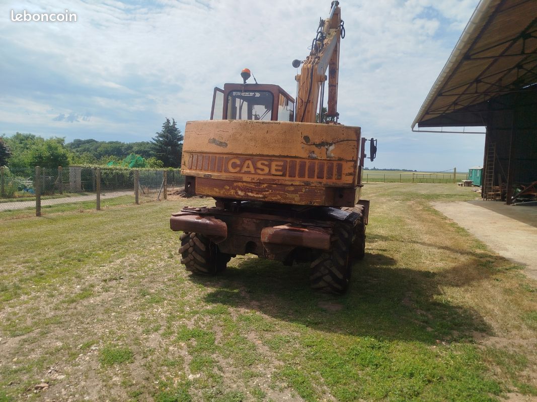 Pelle à pneus Case Poclain - BTP - Chantier gros-oeuvre