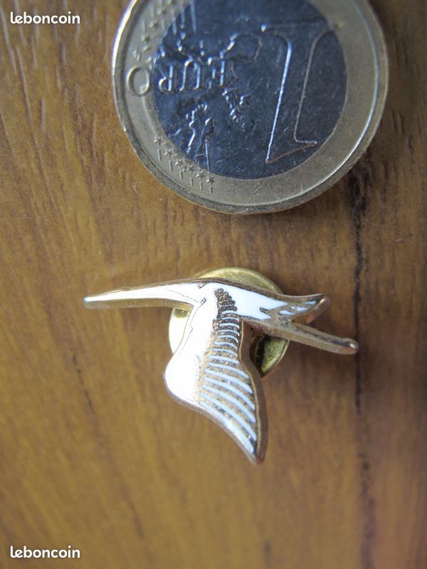 Pin's Hispano Suiza , prix livré en suivi , LIRE - Collection