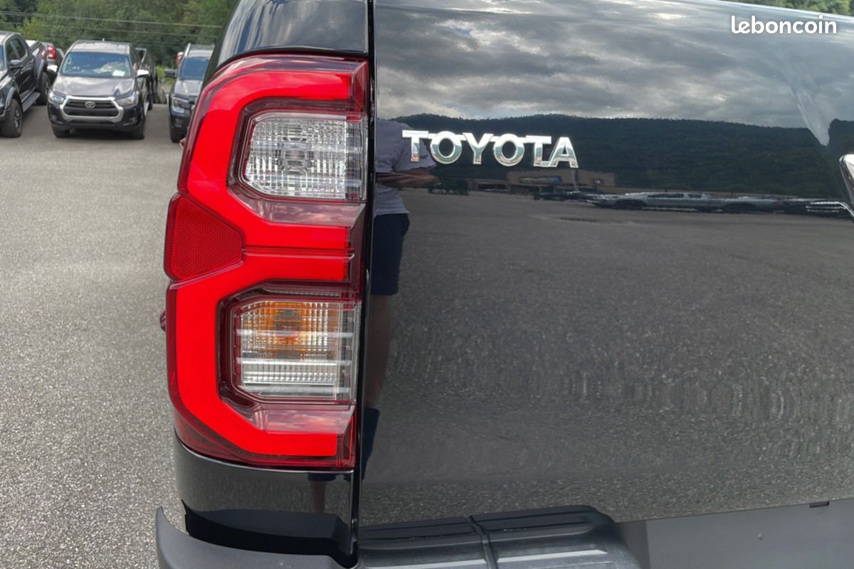 Toyota Hilux 2.8 204 BVA EXECUTIVE 4PL - Voitures