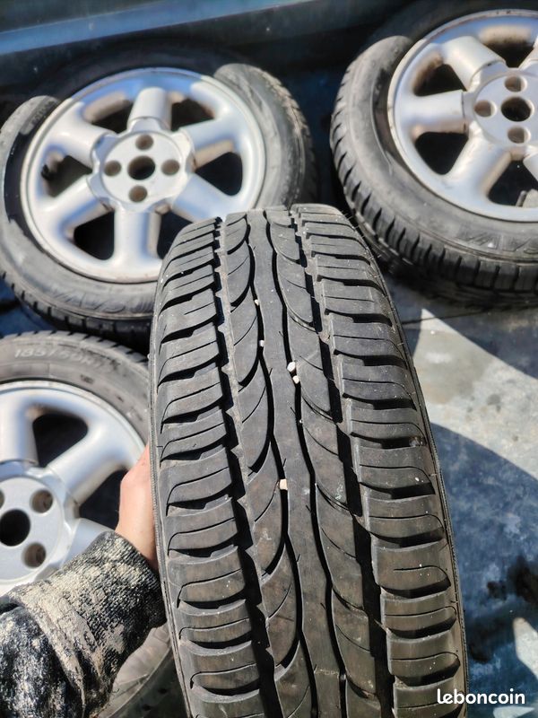 Pneu sur jantes alu - Équipement auto