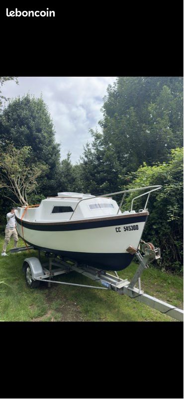 Bateau pêche cabine - Nautisme