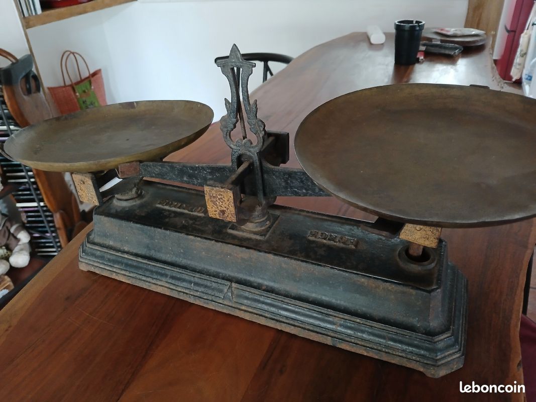 Balance vintage avec plateaux laiton - Décoration