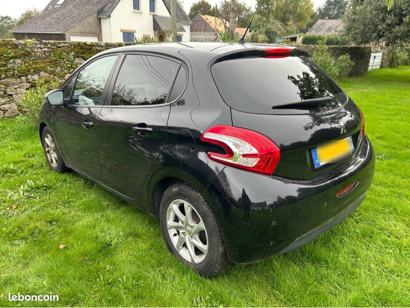 Peugeot 208 1.2 PureTech 82ch - Voitures