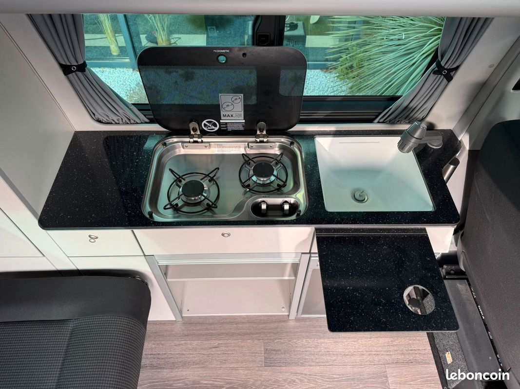 REIMO BY ECO CAMPERS – VW T6.1 TRIOSTYLE 150ch BVM6 – 5 PLACES – GRIS ...